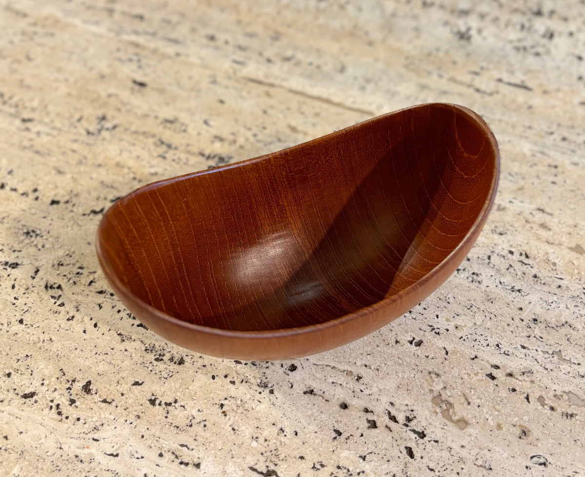 Sculptural teak bowl by Stig Sandkvist – gallery midlandia