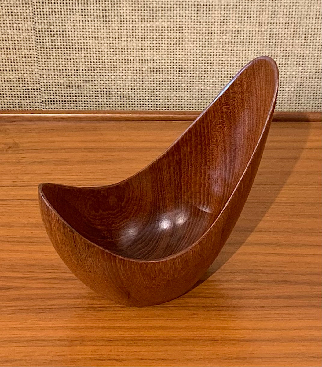Sculptural teak bowl by Stig Sandkvist – gallery midlandia